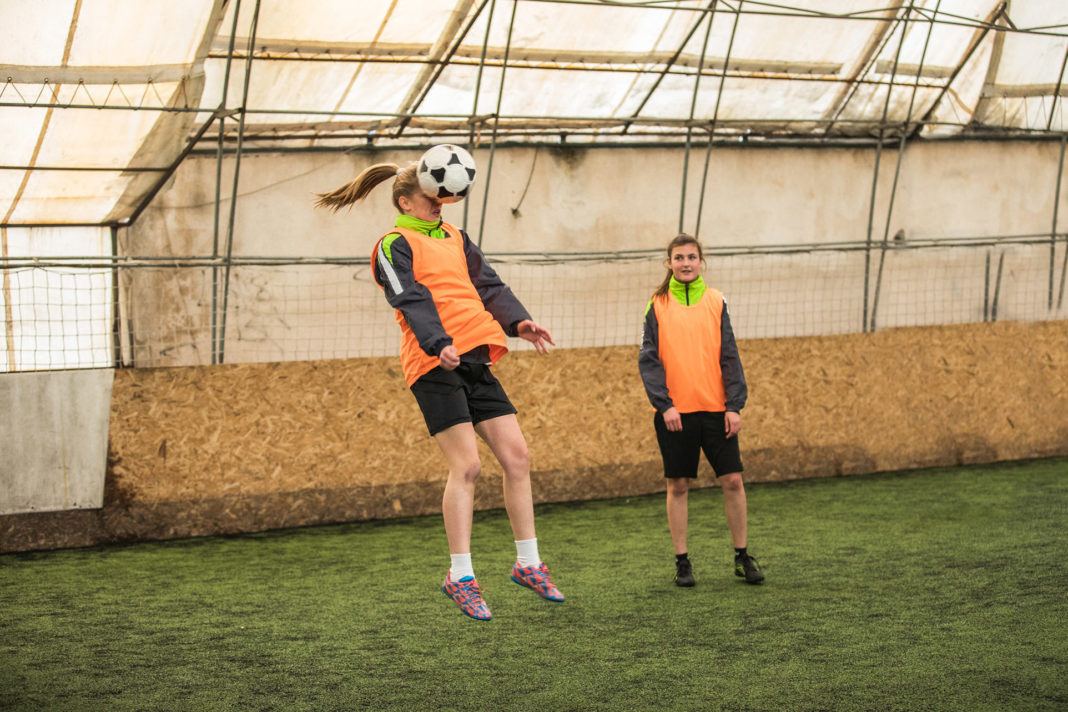 Soccer headers cause more brain damage in female players - Clinique CME